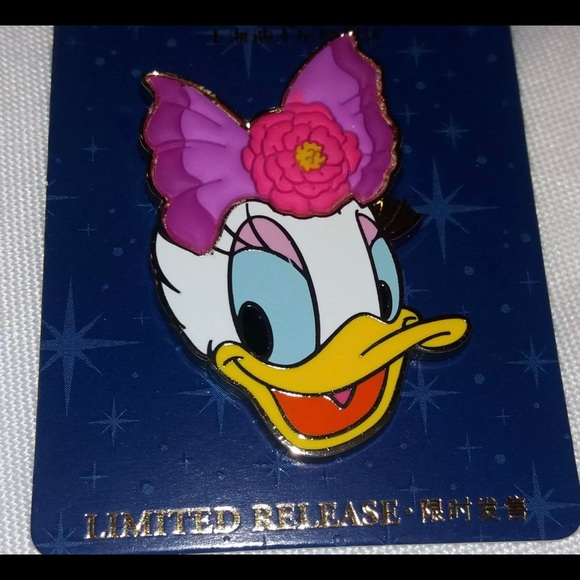 Disney | Jewelry | Disney Parks Daisy Duck 3d Bow Pin | Poshmark